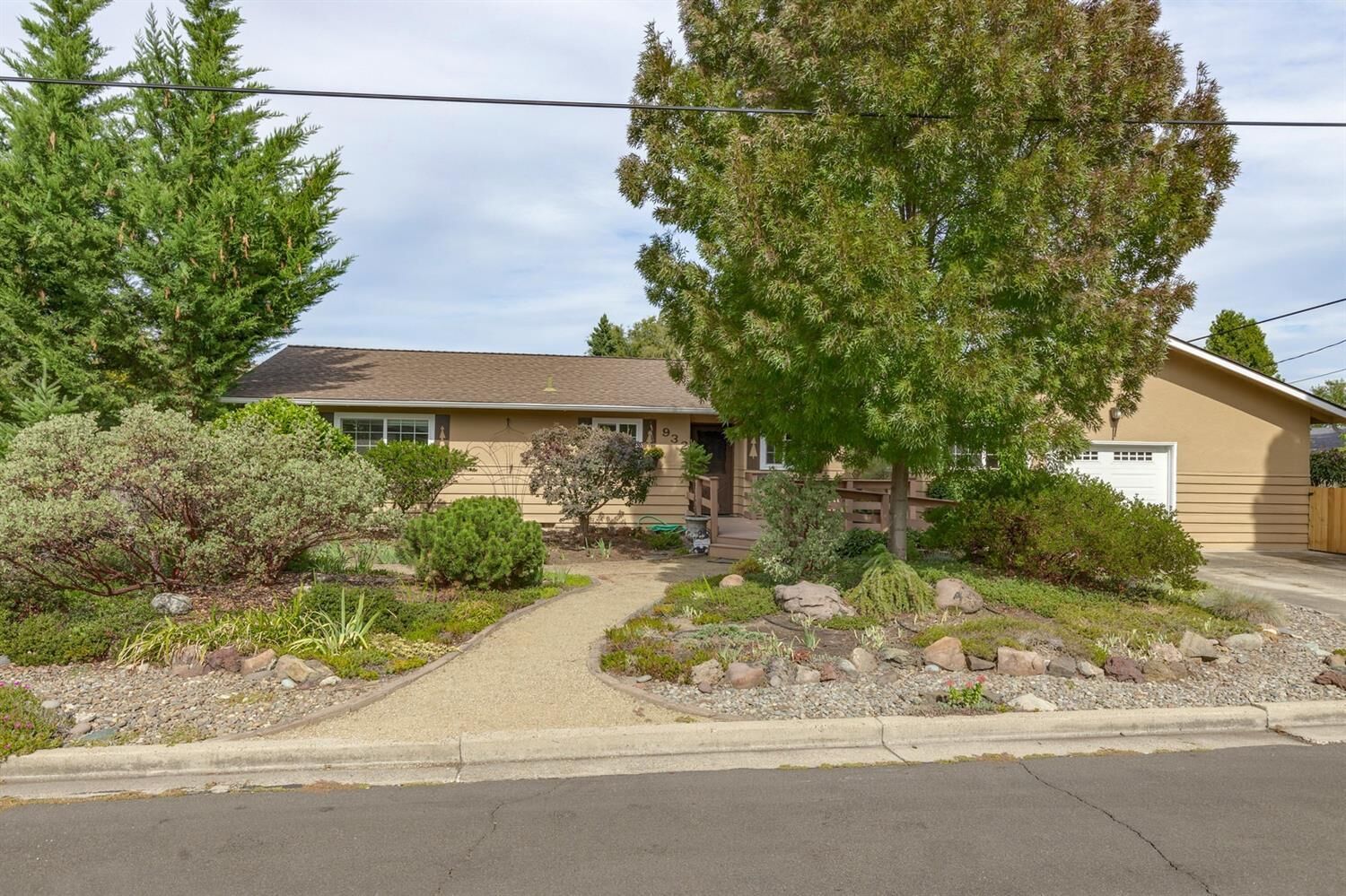 4 bed Medford home for sale: 932 Ingrid Street, Medford, OR 97501