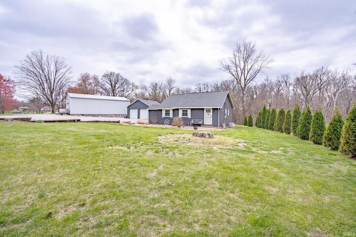 House for sale in Evansville: 11725 Old Hwy 66, Evansville, IN 47712