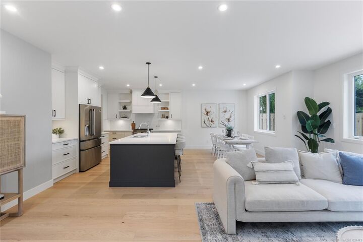 MLS#1024443: 220 Kamloops Ave, Saanich, BC V8Z 1W5