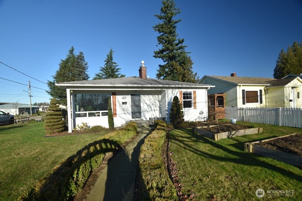 Home for sale in Lynden: 701 E Grover Street, Lynden, WA 98264