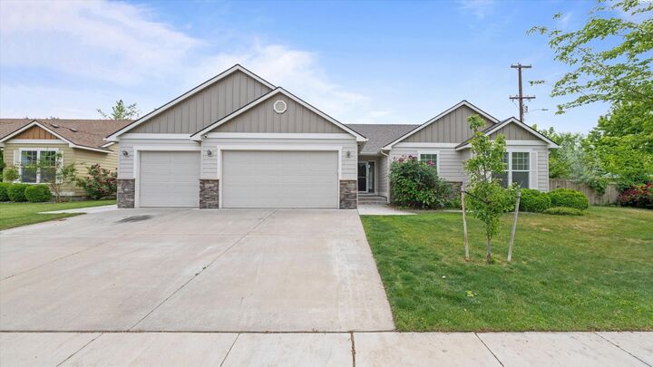 House for sale in Kennewick: 5907 W 14th Ave, Kennewick, WA 99338